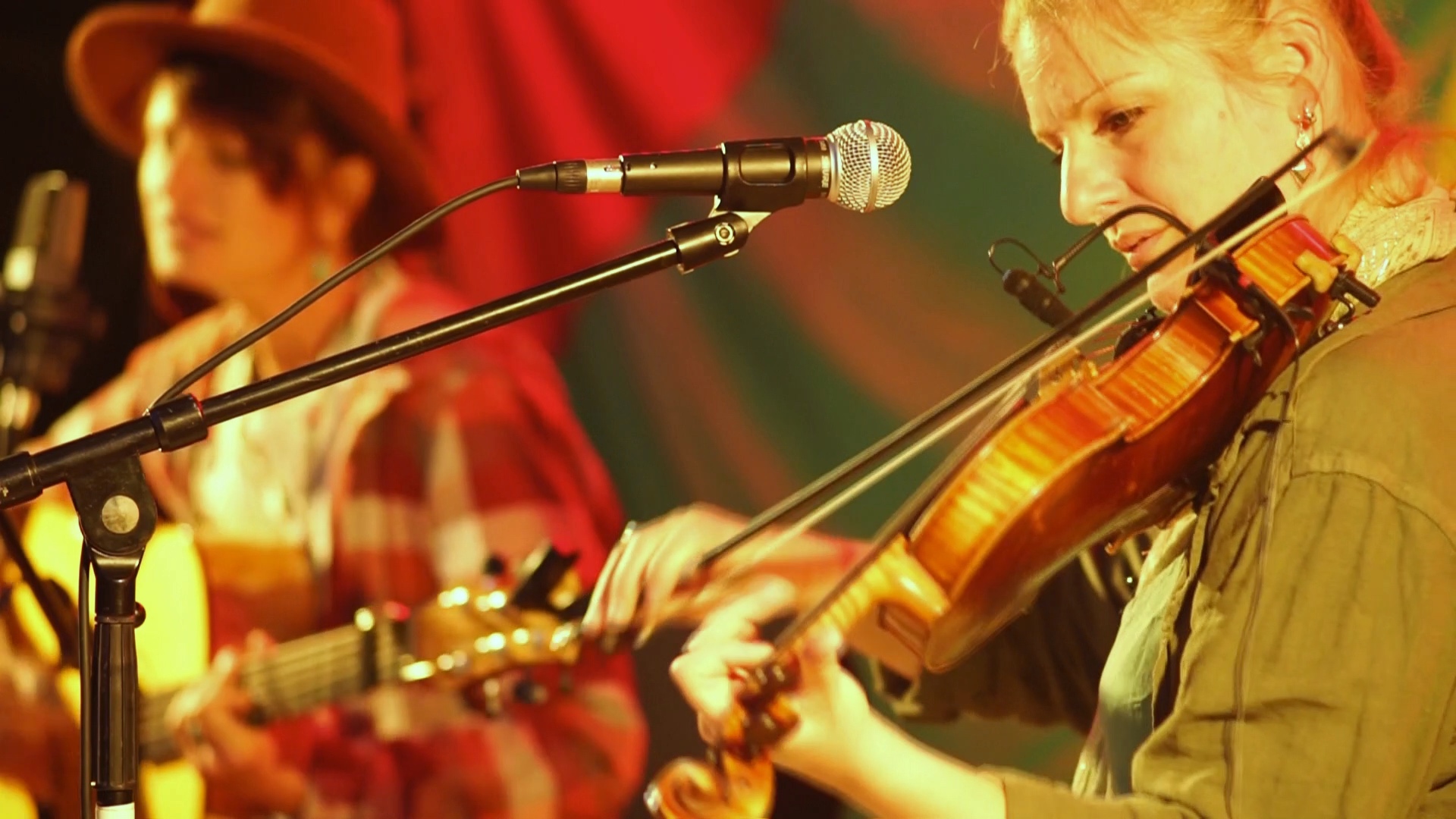 Nila Oak – Indie folk singer songwriter