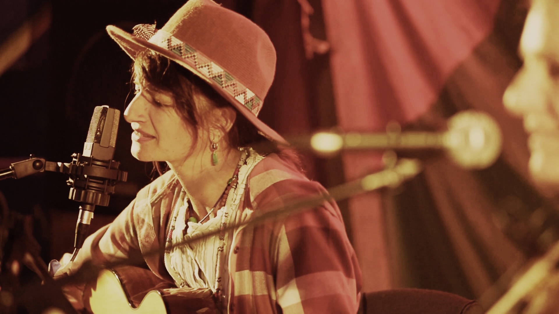 Nila Oak – Indie folk singer songwriter