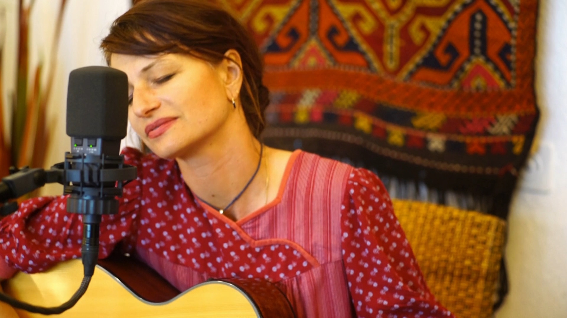 Nila Oak – Indie folk singer songwriter